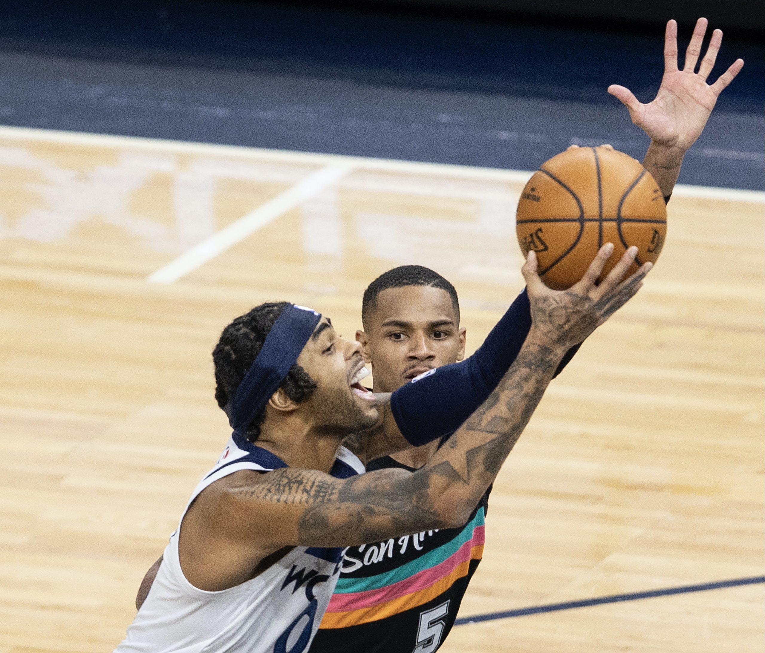 D'Angelo Russell et Malik Beasley offrent aux Wolves une rare victoire ...
